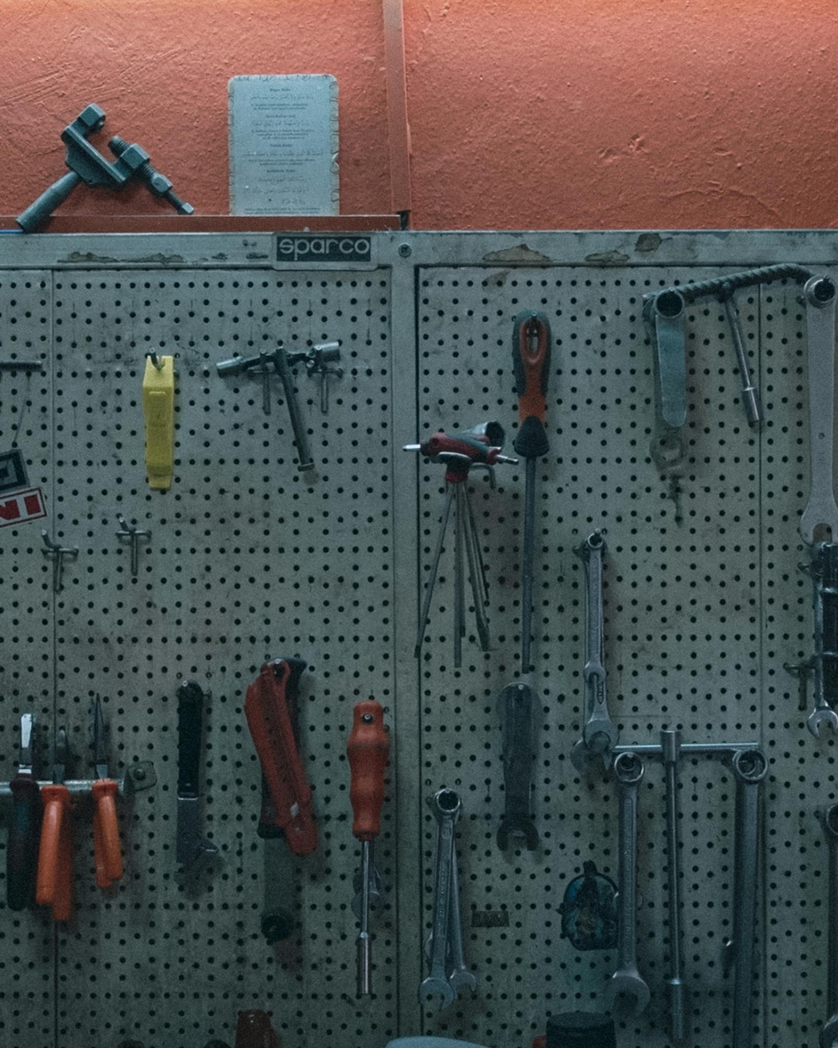 Using a Pry Bar: A Beginner’s Guide – Rob Louis